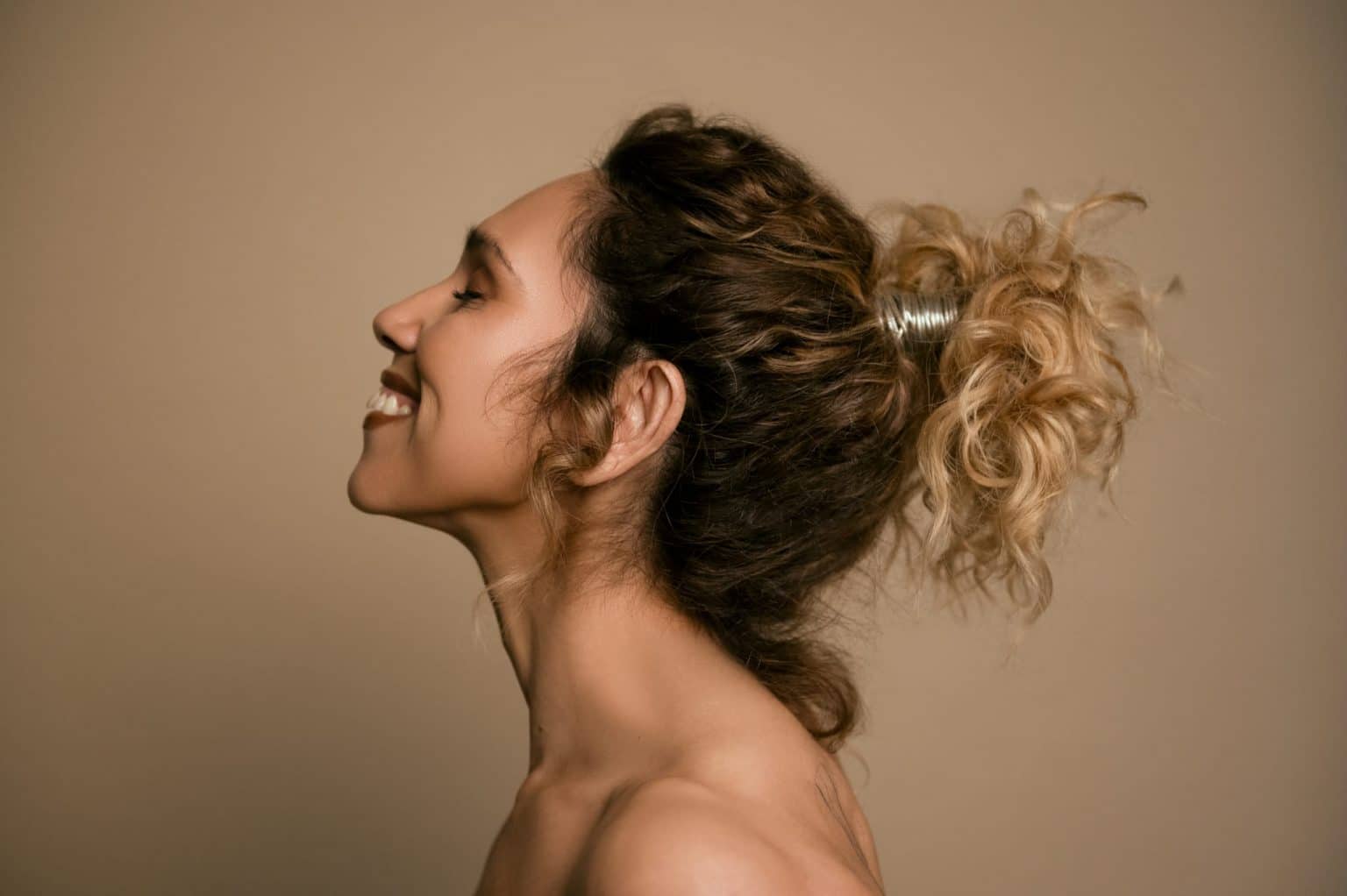 Cuidados, cortes y peinados para cabellos rizados - Revista Coiffure